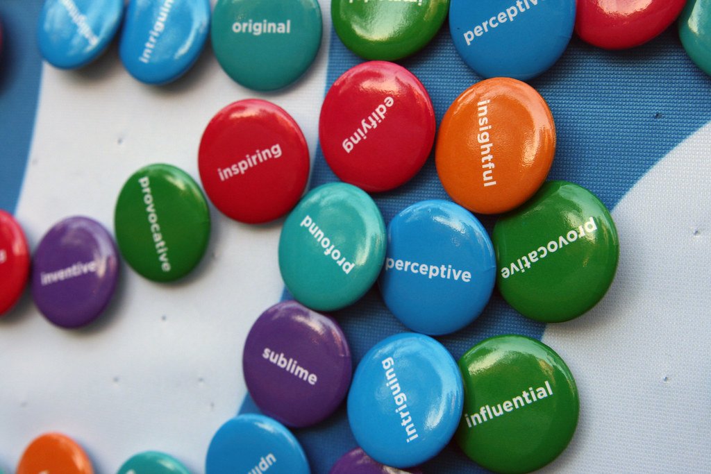 Intriguing بالعربي مع اللفظ والأمثلة | سراج العربية